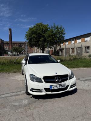 Balts Mercedes-Benz 220 2011 Tallina, ar dzinēja tilpumu 0.00 L un nobraukumu 320 tūkst. km par 7600 €, foto  vietnē AUTOMOTO.COM.LV