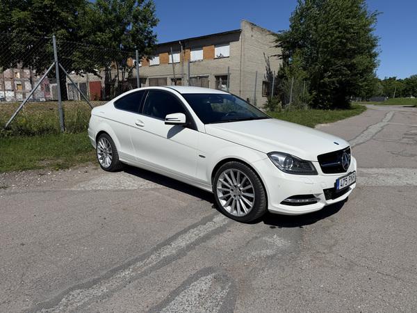 Balts Mercedes-Benz 220 2011 Tallina, ar dzinēja tilpumu 0.00 L un nobraukumu 320 tūkst. km par 7600 €, foto 2 vietnē AUTOMOTO.COM.LV