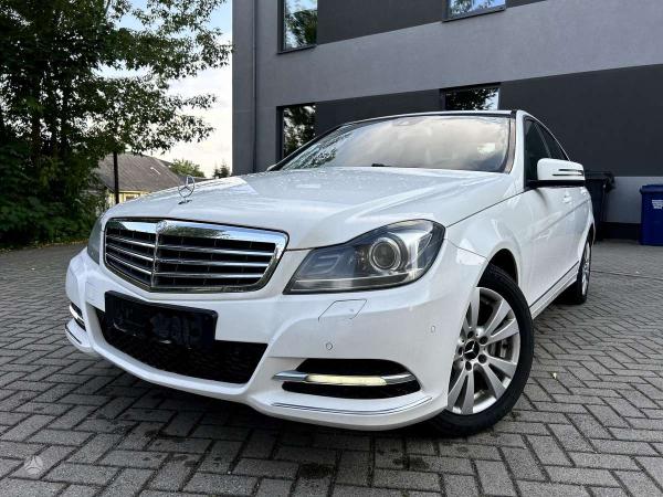 White Mercedes-Benz 220 2013 in Kaisiadorys, with an engine capacity of 2.10 L and mileage of 290 thousand km for 6350 €, photo 1 on AUTOMOTO.COM.LV