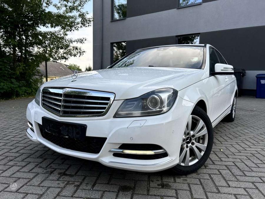 Balts Mercedes-Benz 220 2013 Kaišiadorys, ar dzinēja tilpumu 2.10 L un nobraukumu 290 tūkst. km par 6350 €, foto 1 vietnē AUTOMOTO.COM.LV