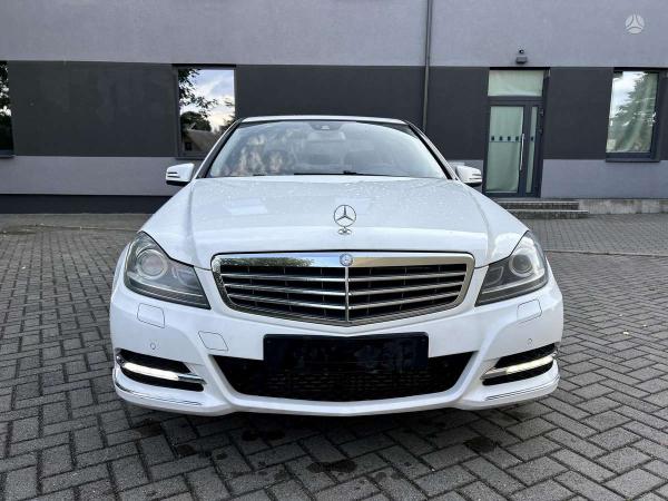 White Mercedes-Benz 220 2013 in Kaisiadorys, with an engine capacity of 2.10 L and mileage of 290 thousand km for 6350 €, photo 3 on AUTOMOTO.COM.LV