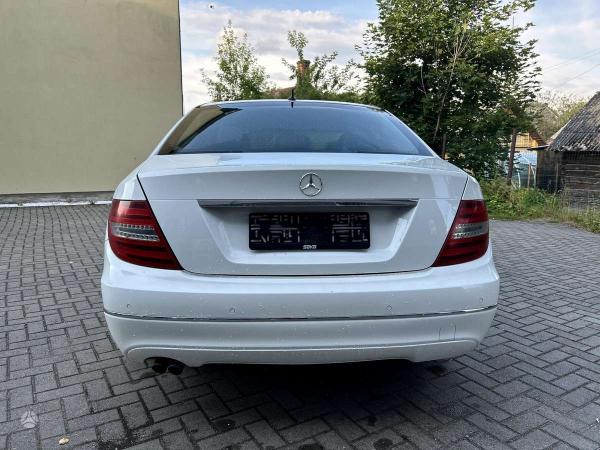 White Mercedes-Benz 220 2013 in Kaisiadorys, with an engine capacity of 2.10 L and mileage of 290 thousand km for 6350 €, photo 6 on AUTOMOTO.COM.LV