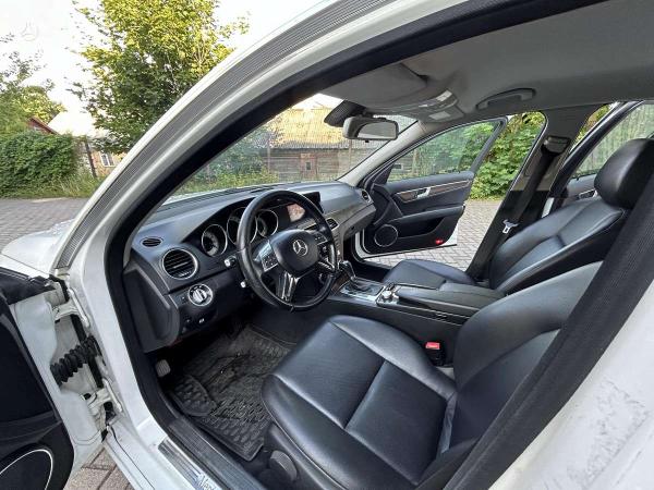 White Mercedes-Benz 220 2013 in Kaisiadorys, with an engine capacity of 2.10 L and mileage of 290 thousand km for 6350 €, photo 9 on AUTOMOTO.COM.LV