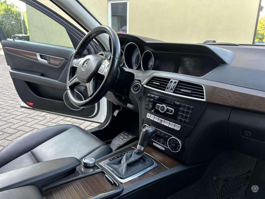 Balts Mercedes-Benz 220 2013 Kaišiadorys, ar dzinēja tilpumu 2.10 L un nobraukumu 290 tūkst. km par 6350 €, foto 14 vietnē AUTOMOTO.COM.LV
