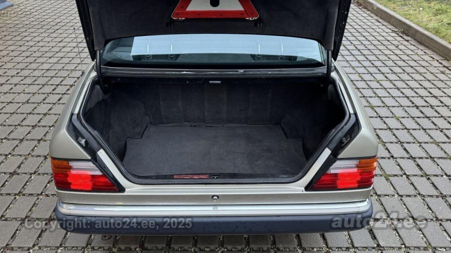 Smilšu krāsa Mercedes-Benz 230 1991 Tallina, ar dzinēja tilpumu 2.30 L un nobraukumu 293 tūkst. km par 3900 €, foto 13 vietnē AUTOMOTO.COM.LV