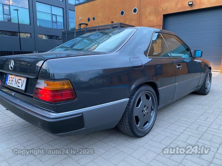 Melns Mercedes-Benz 230 1991 Tallina, ar dzinēja tilpumu 2.30 L un nobraukumu 318 tūkst. km par 4600 €, foto 3 vietnē AUTOMOTO.COM.LV