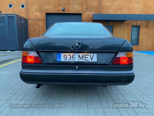 Black Mercedes-Benz 230 1991 in Tallinn, with an engine capacity of 2.30 L and mileage of 318 thousand km for 4600 €, photo 4 on AUTOMOTO.COM.LV