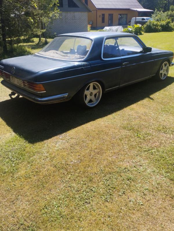 Green Mercedes-Benz 230 1979 in Kuressaare, with an engine capacity of 53.00 L and mileage of 232 thousand km for 6500 €, photo 3 on AUTOMOTO.COM.LV