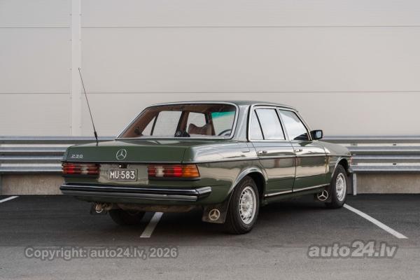 Zaļš Mercedes-Benz 230 1979 Tallina, ar dzinēja tilpumu 2.30 L un nobraukumu 135 tūkst. km par 12900 €, foto 5 vietnē AUTOMOTO.COM.LV