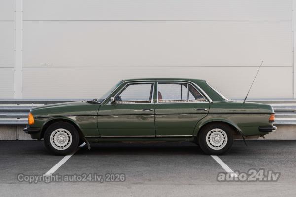 Zaļš Mercedes-Benz 230 1979 Tallina, ar dzinēja tilpumu 2.30 L un nobraukumu 135 tūkst. km par 12900 €, foto 8 vietnē AUTOMOTO.COM.LV