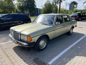 Zaļš Mercedes-Benz 230 1982 Jūrmala, ar dzinēja tilpumu 2.30 L un nobraukumu 271 tūkst. km par 7200 €, foto  vietnē AUTOMOTO.COM.LV