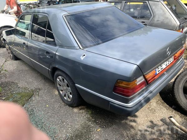 Pelēks Mercedes-Benz 230 1988 Liepāja, ar dzinēja tilpumu 2.30 L un nobraukumu 350 tūkst. km par 1250 €, foto 3 vietnē AUTOMOTO.COM.LV