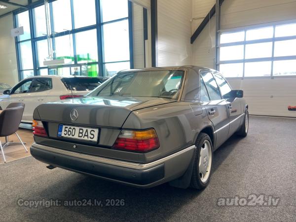 Pelēks Mercedes-Benz 230 1990 Rakvere, ar dzinēja tilpumu 2.30 L un nobraukumu 143 tūkst. km par 16000 €, foto 3 vietnē AUTOMOTO.COM.LV