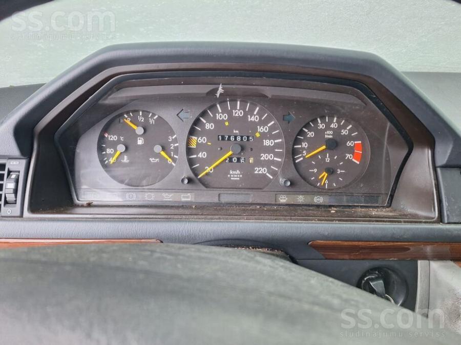 Pelēks Mercedes-Benz 230 1992 Gulbene, ar dzinēja tilpumu 2.30 L un nobraukumu 176 tūkst. km par 2000 €, foto 10 vietnē AUTOMOTO.COM.LV
