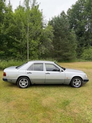 Mercedes-Benz 230 1991 Tartu, ar dzinēja tilpumu 2.30 L un nobraukumu 240 tūkst. km par 2000 €, foto 5 vietnē AUTOMOTO.COM.LV