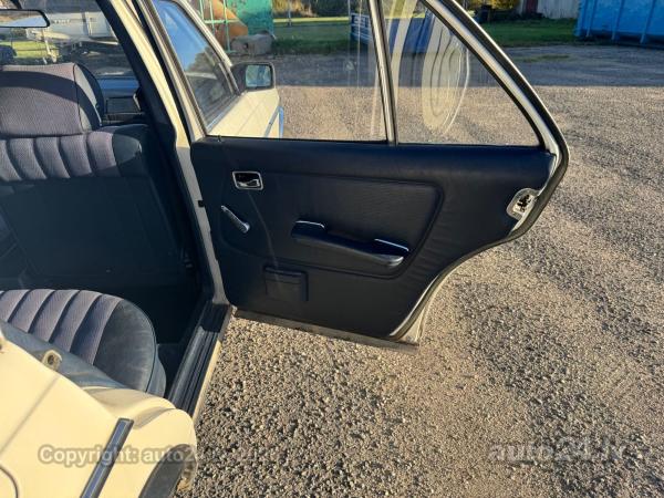 White Mercedes-Benz 240 1981 in Parnu, with an engine capacity of 2.40 L and mileage of 235 thousand km for 5500 €, photo 8 on AUTOMOTO.COM.LV