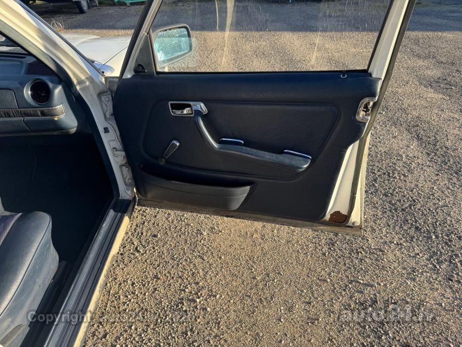 White Mercedes-Benz 240 1981 in Parnu, with an engine capacity of 2.40 L and mileage of 235 thousand km for 5500 €, photo 9 on AUTOMOTO.COM.LV