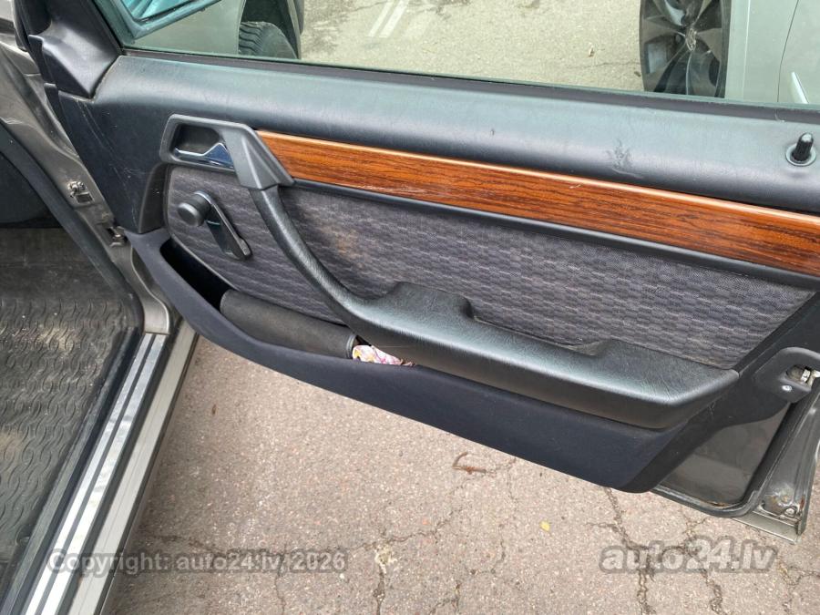 Brown Mercedes-Benz 250 1993 in Tallinn, with an engine capacity of 2.50 L and mileage of 378 thousand km for 1900 €, photo 8 on AUTOMOTO.COM.LV