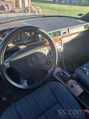 Зеленый Мерседес 250 1992 в Рига, объемом двигателя 2.50 л и пробегом 500 тыс. км за 1900 €, фото 5 на AUTOMOTO.COM.LV