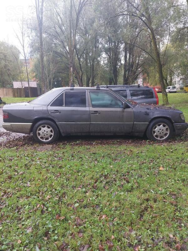 Grey Mercedes-Benz 250 1994 in Riga, with an engine capacity of 2.50 L and mileage of 410 thousand km for 1350 €, photo 3 on AUTOMOTO.COM.LV