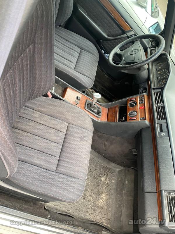 Pelēks Mercedes-Benz 250 1993 Tallina, ar dzinēja tilpumu 2.50 L un nobraukumu 312 tūkst. km par 990 €, foto 7 vietnē AUTOMOTO.COM.LV