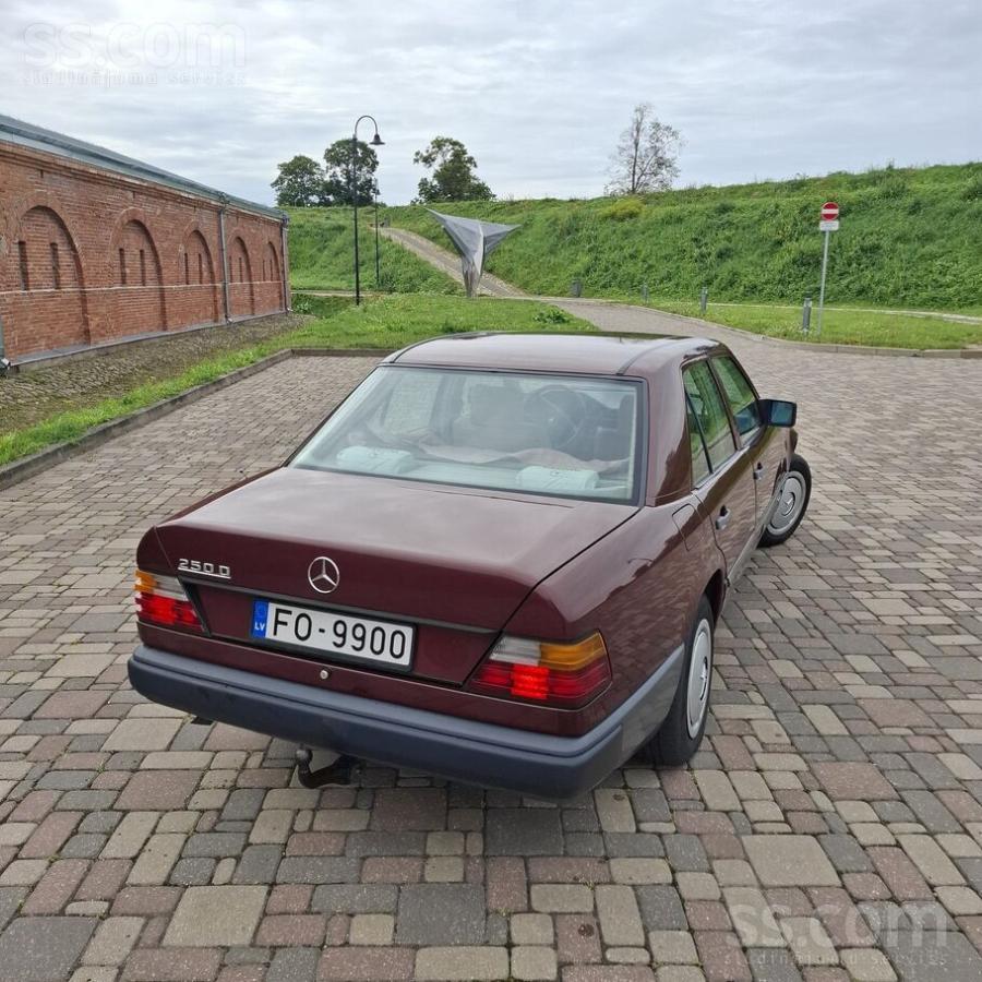 Sarkans Mercedes-Benz 250 1988 Daugavpils, ar dzinēja tilpumu 2.50 L un nobraukumu 228 tūkst. km par 4000 €, foto 3 vietnē AUTOMOTO.COM.LV