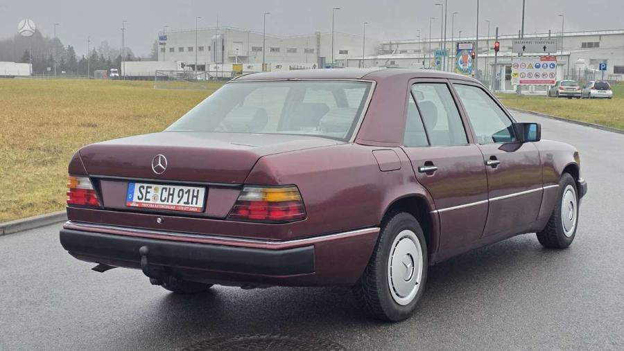 Sarkans Mercedes-Benz 250 1990 Klaipėda, ar dzinēja tilpumu 2.50 L un nobraukumu 209 tūkst. km par 3990 €, foto 2 vietnē AUTOMOTO.COM.LV