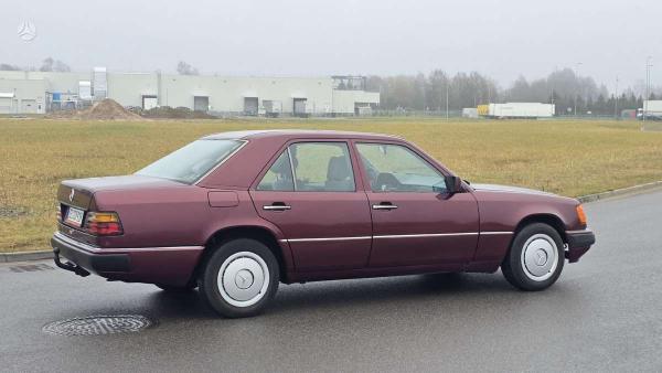 Red Mercedes-Benz 250 1990 in Klaipeda, with an engine capacity of 2.50 L and mileage of 209 thousand km for 3990 €, photo 6 on AUTOMOTO.COM.LV