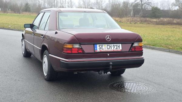Red Mercedes-Benz 250 1990 in Klaipeda, with an engine capacity of 2.50 L and mileage of 209 thousand km for 3990 €, photo 8 on AUTOMOTO.COM.LV