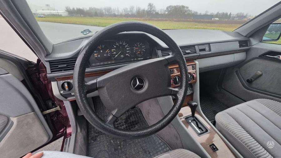 Sarkans Mercedes-Benz 250 1990 Klaipėda, ar dzinēja tilpumu 2.50 L un nobraukumu 209 tūkst. km par 3990 €, foto 11 vietnē AUTOMOTO.COM.LV