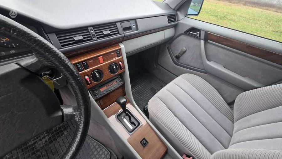 Sarkans Mercedes-Benz 250 1990 Klaipėda, ar dzinēja tilpumu 2.50 L un nobraukumu 209 tūkst. km par 3990 €, foto 12 vietnē AUTOMOTO.COM.LV
