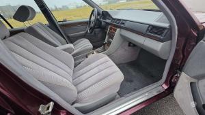 Sarkans Mercedes-Benz 250 1990 Klaipėda, ar dzinēja tilpumu 2.50 L un nobraukumu 209 tūkst. km par 3990 €, foto 24 vietnē AUTOMOTO.COM.LV