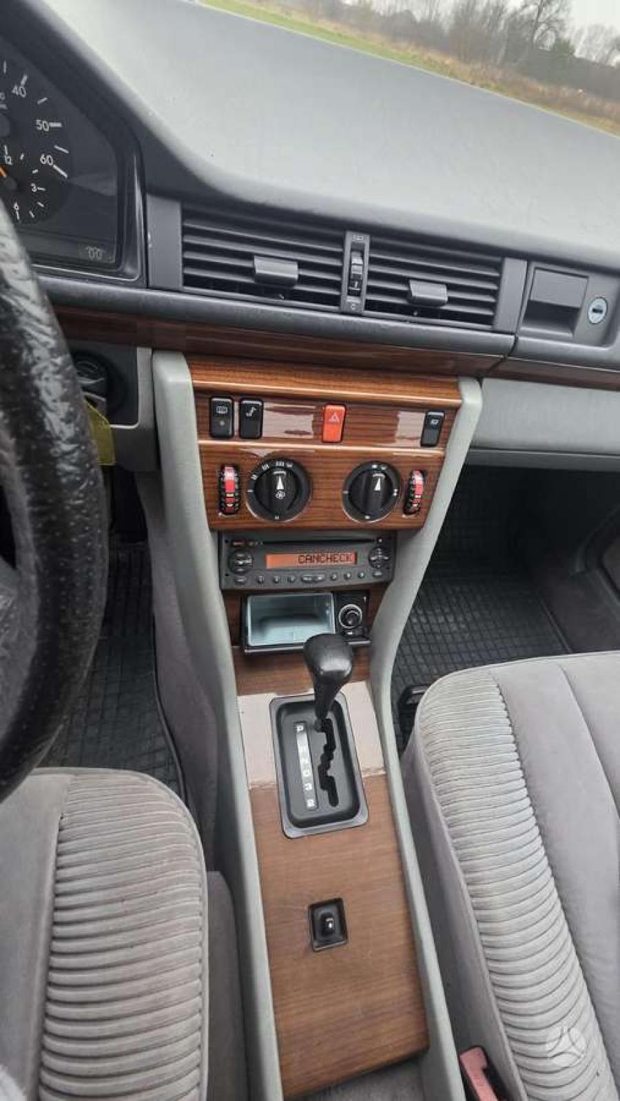 Sarkans Mercedes-Benz 250 1990 Klaipėda, ar dzinēja tilpumu 2.50 L un nobraukumu 209 tūkst. km par 3990 €, foto 35 vietnē AUTOMOTO.COM.LV