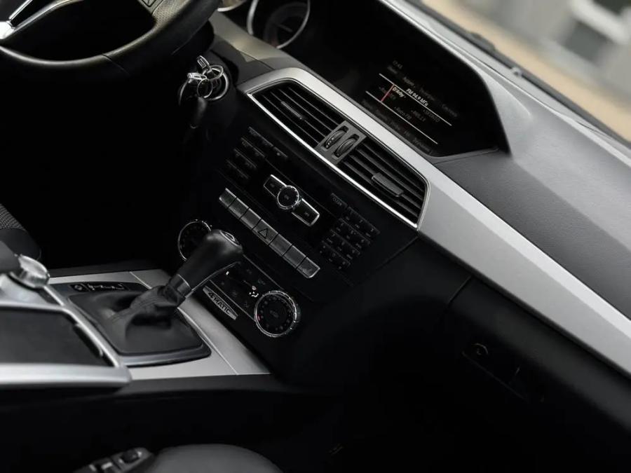 White Mercedes-Benz 250 2012 in Jurmala, with an engine capacity of 2.20 L and mileage of 277 thousand km for 6990 €, photo 15 on AUTOMOTO.COM.LV