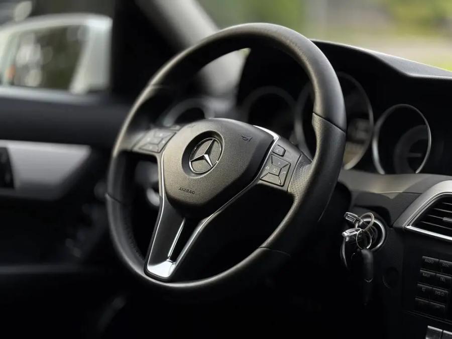 White Mercedes-Benz 250 2012 in Jurmala, with an engine capacity of 2.20 L and mileage of 277 thousand km for 6990 €, photo 16 on AUTOMOTO.COM.LV
