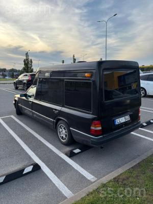 Melns Mercedes-Benz 260 1992 Rīga, ar dzinēja tilpumu 2.60 L un nobraukumu 393 tūkst. km par 2500 €, foto  vietnē AUTOMOTO.COM.LV