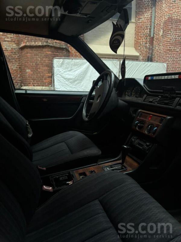 Mercedes-Benz 260 1992 Rīga vietnē Melns Mercedes-Benz 260 1992 Rīga, ar dzinēja tilpumu 2.60 L un nobraukumu 393 tūkst. km par 2500 €, foto 6 vietnē AUTOMOTO.COM.LV