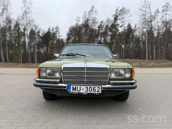 Green Mercedes-Benz 280 1977 in Liepaja, with an engine capacity of 2.80 L and mileage of 119 thousand km for 14900 €, photo 5 on AUTOMOTO.COM.LV