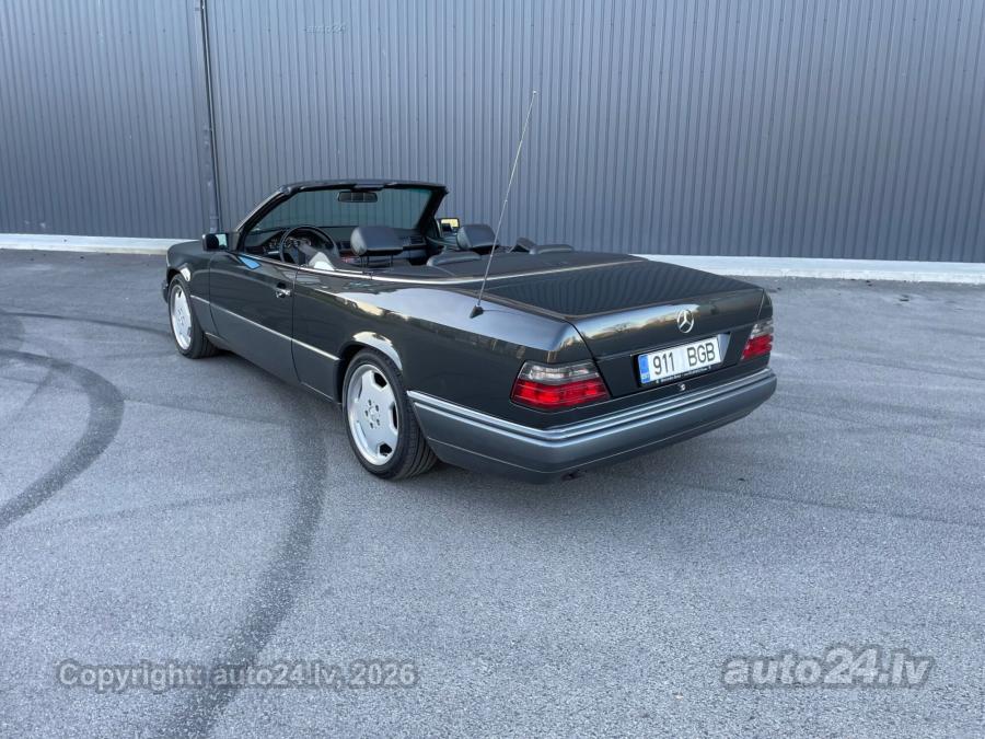 Black Mercedes-Benz 300 1993 in Tallinn, with an engine capacity of 3.00 L and mileage of 135 thousand km for 22900 €, photo 3 on AUTOMOTO.COM.LV