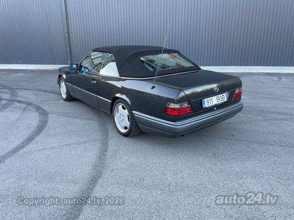 Black Mercedes-Benz 300 1993 in Tallinn, with an engine capacity of 3.00 L and mileage of 135 thousand km for 22900 €, photo 3 on AUTOMOTO.COM.LV