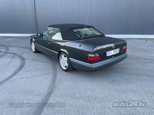 Black Mercedes-Benz 300 1993 in Tallinn, with an engine capacity of 3.00 L and mileage of 135 thousand km for 22900 €, photo 4 on AUTOMOTO.COM.LV