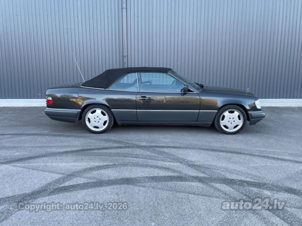Black Mercedes-Benz 300 1993 in Tallinn, with an engine capacity of 3.00 L and mileage of 135 thousand km for 22900 €, photo 4 on AUTOMOTO.COM.LV