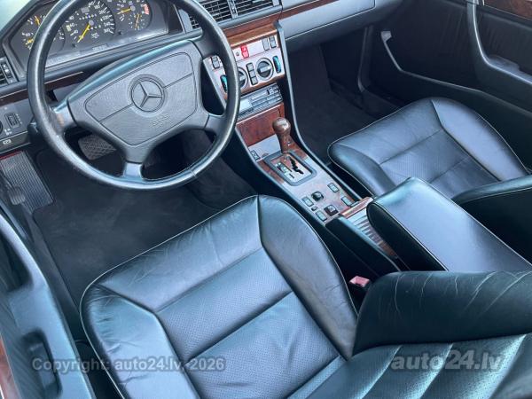 Black Mercedes-Benz 300 1993 in Tallinn, with an engine capacity of 3.00 L and mileage of 135 thousand km for 22900 €, photo 6 on AUTOMOTO.COM.LV