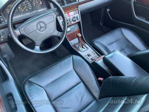 Black Mercedes-Benz 300 1993 in Tallinn, with an engine capacity of 3.00 L and mileage of 135 thousand km for 22900 €, photo 7 on AUTOMOTO.COM.LV
