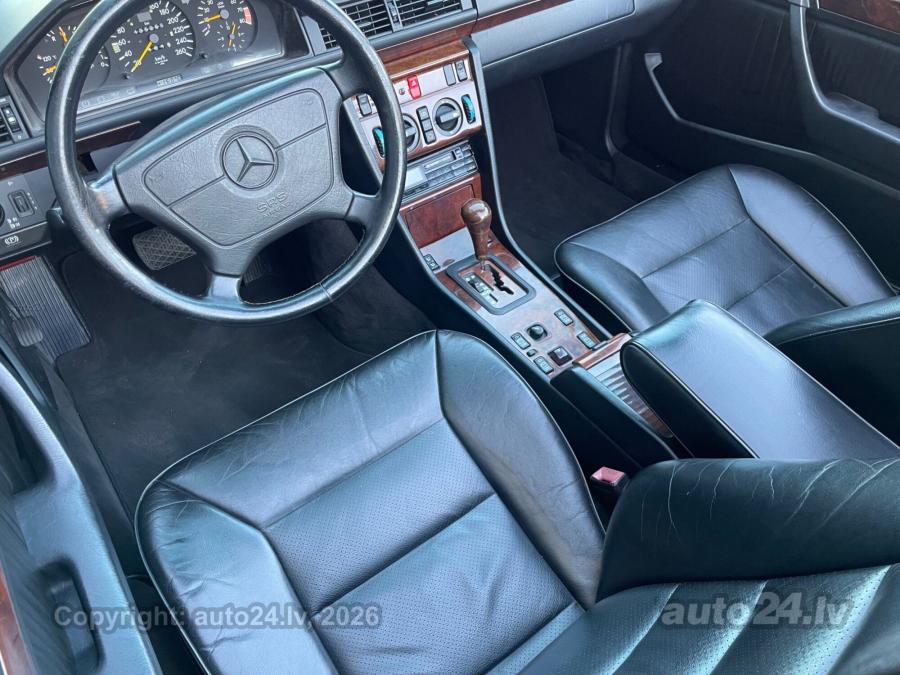 Black Mercedes-Benz 300 1993 in Tallinn, with an engine capacity of 3.00 L and mileage of 135 thousand km for 22900 €, photo 7 on AUTOMOTO.COM.LV