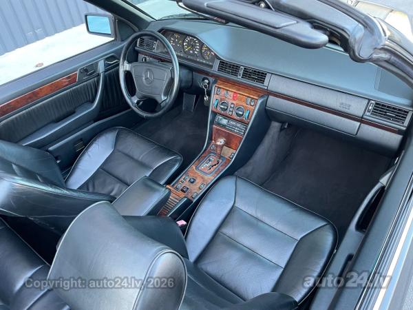 Black Mercedes-Benz 300 1993 in Tallinn, with an engine capacity of 3.00 L and mileage of 135 thousand km for 22900 €, photo 7 on AUTOMOTO.COM.LV