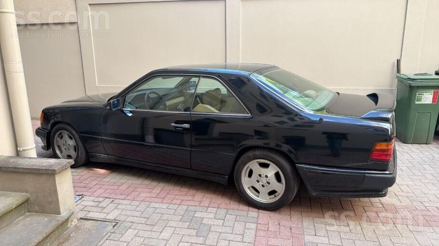 Black Mercedes-Benz 300 1989 in Riga, with an engine capacity of 3.00 L and mileage of 393 thousand km for 15000 €, photo 5 on AUTOMOTO.COM.LV