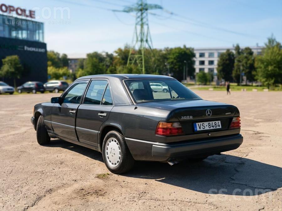 Черный Мерседес 300 1988 в Рига, объемом двигателя 3.00 л и пробегом 380 тыс. км за 7000 €, фото 4 на AUTOMOTO.COM.LV