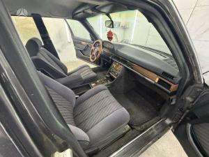 Melns Mercedes-Benz 300 1988 Alīta, ar dzinēja tilpumu 3.00 L un nobraukumu 480 tūkst. km par 3200 €, foto 4 vietnē AUTOMOTO.COM.LV