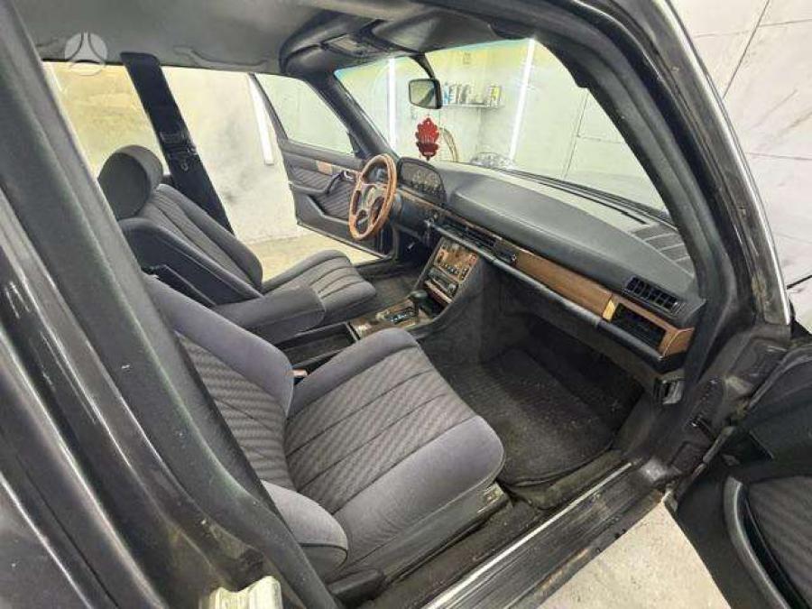 Melns Mercedes-Benz 300 1988 Alīta, ar dzinēja tilpumu 3.00 L un nobraukumu 480 tūkst. km par 3200 €, foto 4 vietnē AUTOMOTO.COM.LV